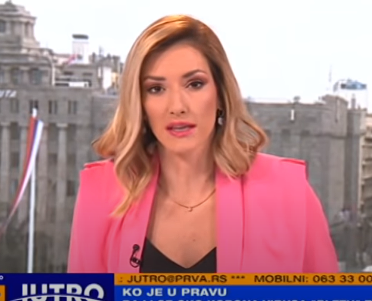 Jovana jutros u NOVU EMISIJU došla u miniću: Prekrstila noge, ali svi su gledali u jedan detalj ...
